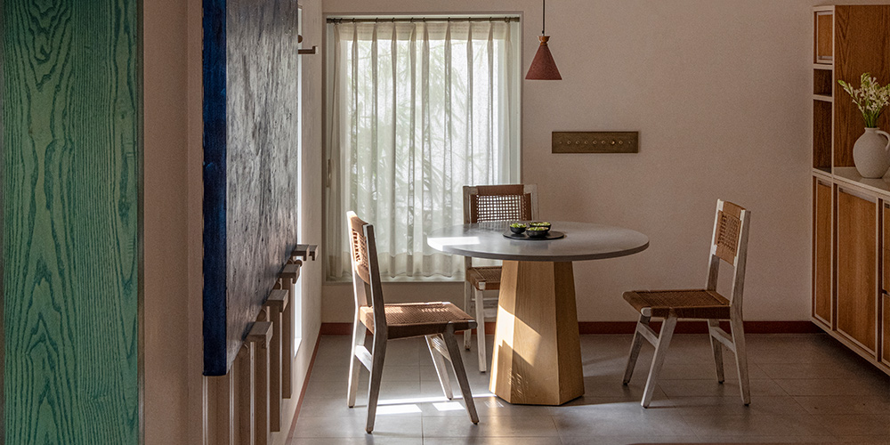 tosh designs a striking Vadodara art gallery within a workspace